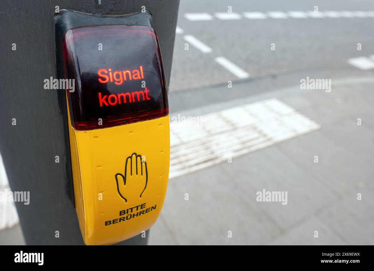 Acoustic help blind traffic light hi-res stock photography and images ...