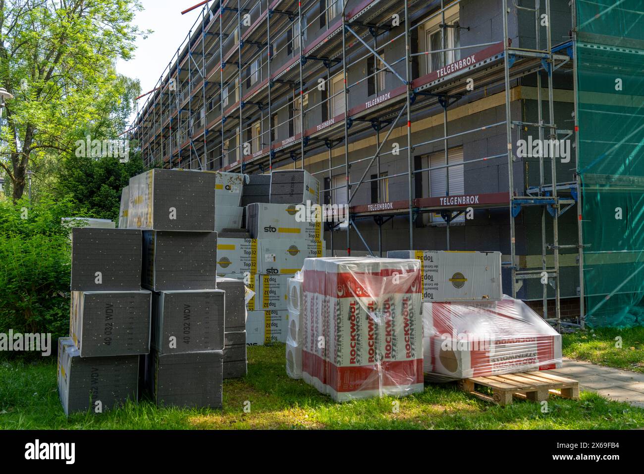 Energetic renovation of an apartment building, thermal insulation ...