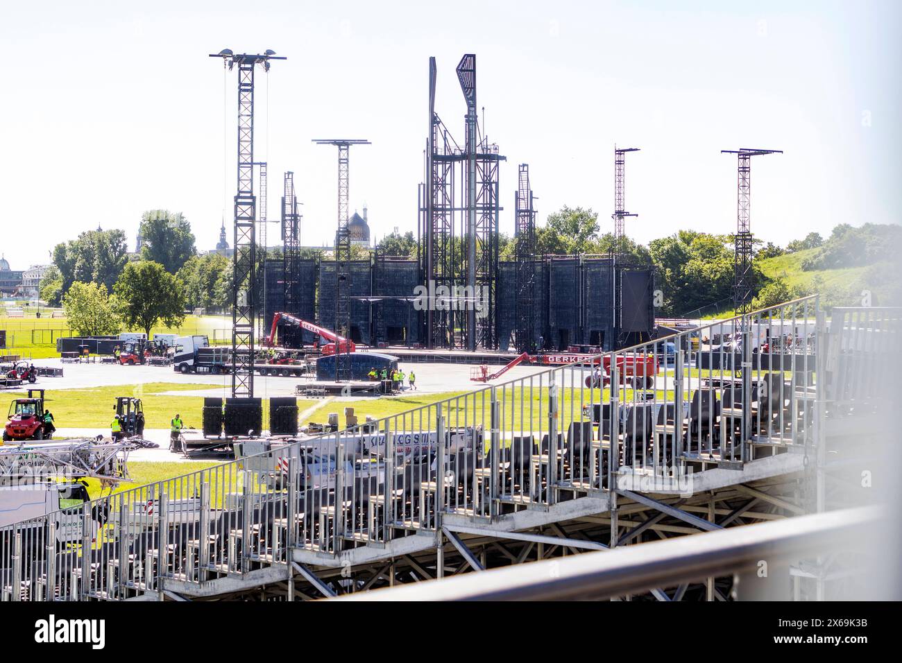 Bühnenaufbau für die vier Rammstein Konzerte in der Rinne Dresden. Zwei ...