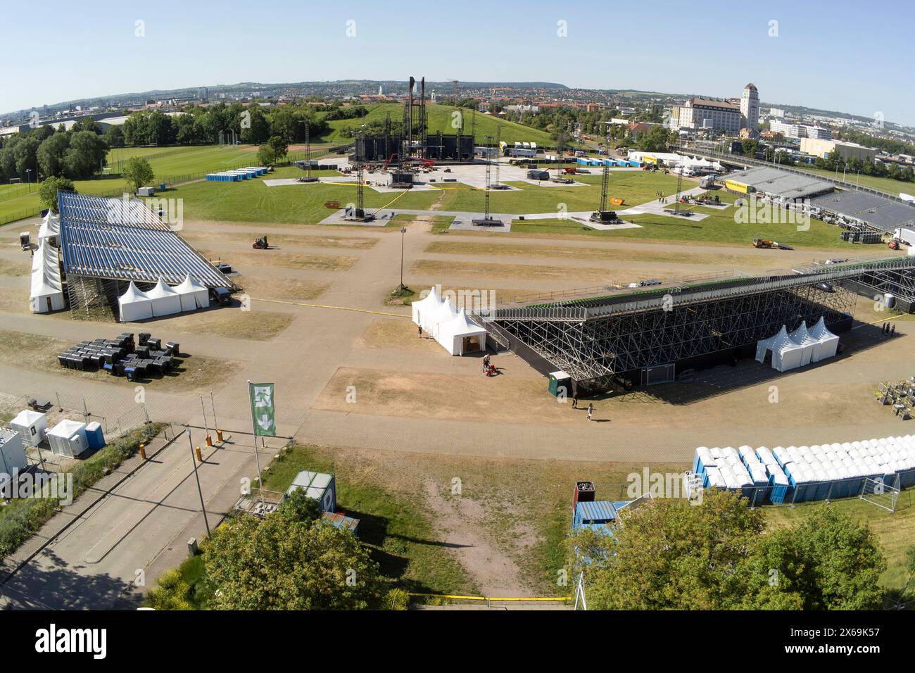 Bühnenaufbau für die vier Rammstein Konzerte in der Rinne Dresden. Zwei ...