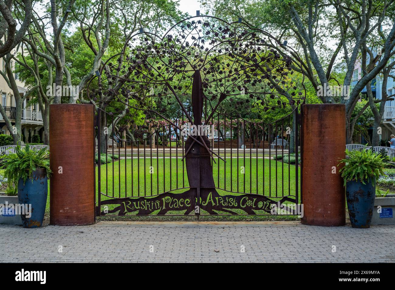 Fabricated metal gate hi-res stock photography and images - Alamy