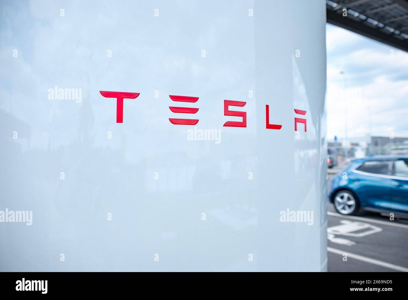 Free charging station, Tesla-Supercharger v4 Lounge, Power Charger ev ...