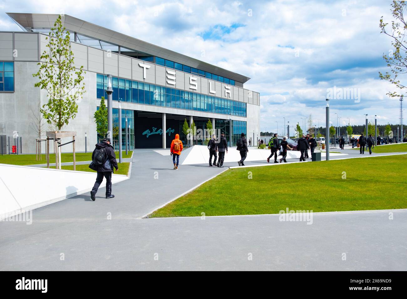 Diverse group Labor force Gigafactory Berlin-Brandenburg, Tesla workers ...