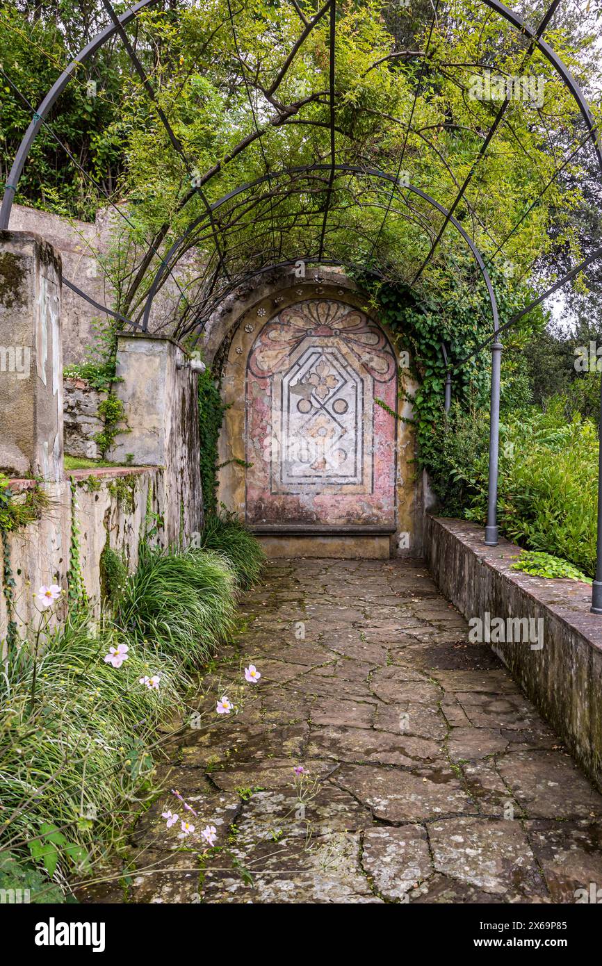 garden pathway in the Giardino Bardini, Bardini gardens, Florence ...