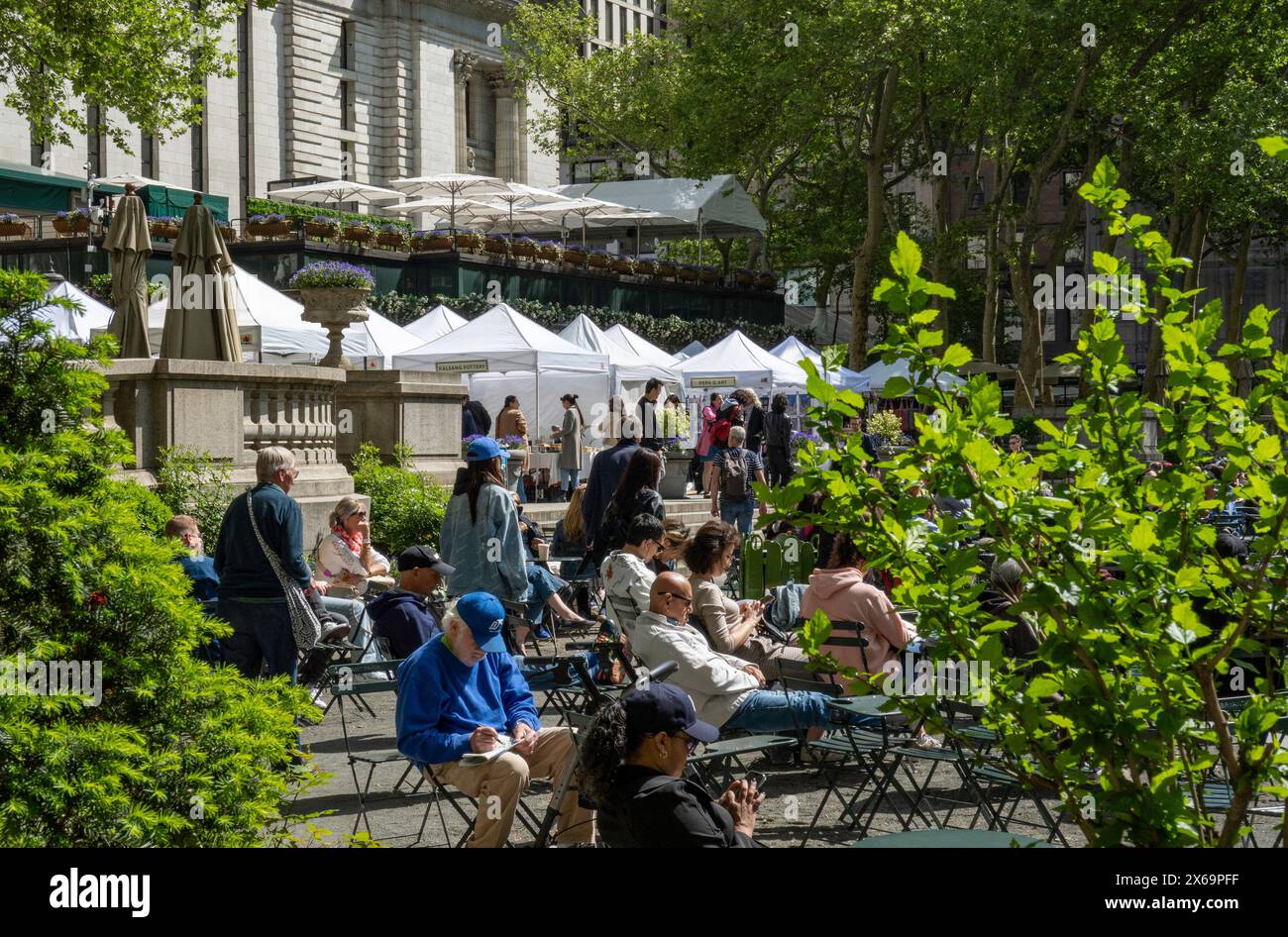 Tourists and New Yorkers enjoy the urban oasis Bryant Park in Midtown ...