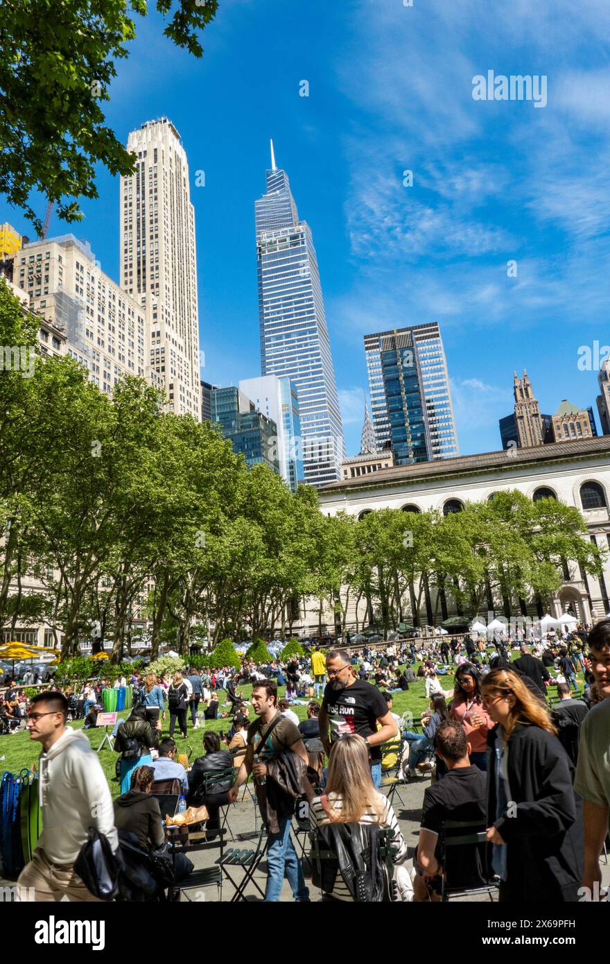 Tourists and New Yorkers enjoy the urban oasis Bryant Park in Midtown ...