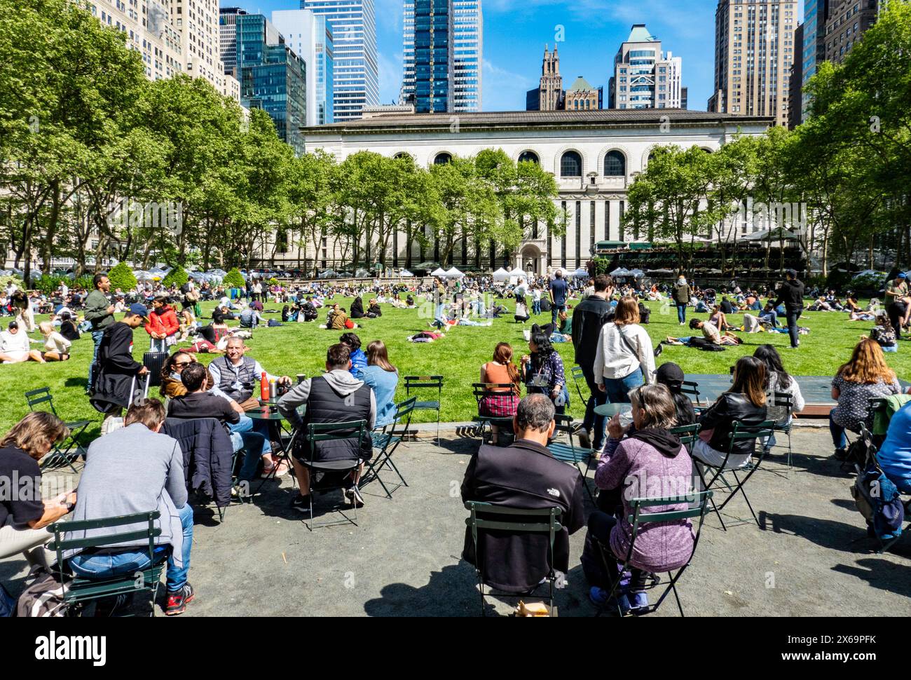 Tourists and New Yorkers enjoy the urban oasis Bryant Park in Midtown ...