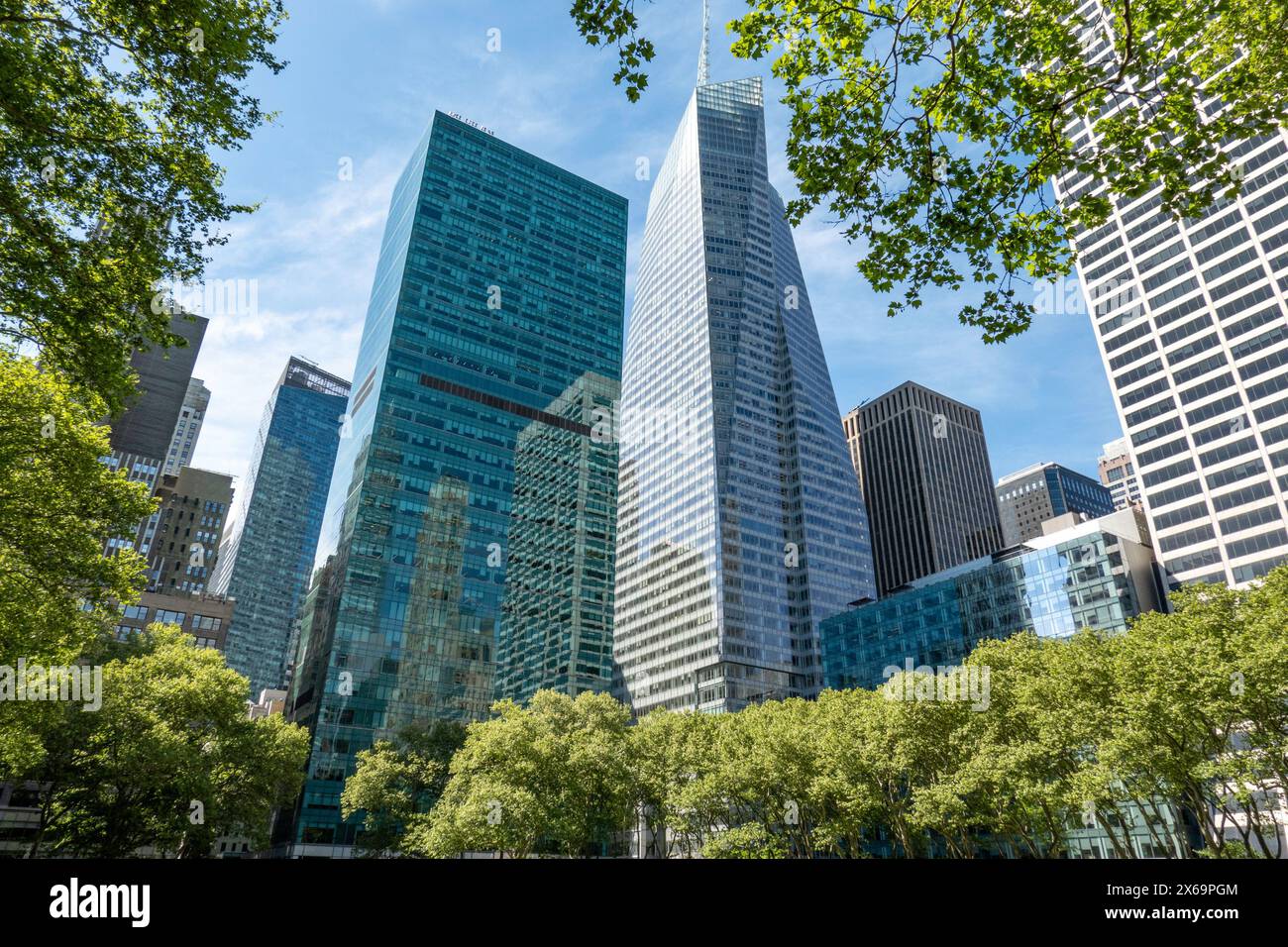 Tourists and New Yorkers enjoy the urban oasis Bryant Park in Midtown ...