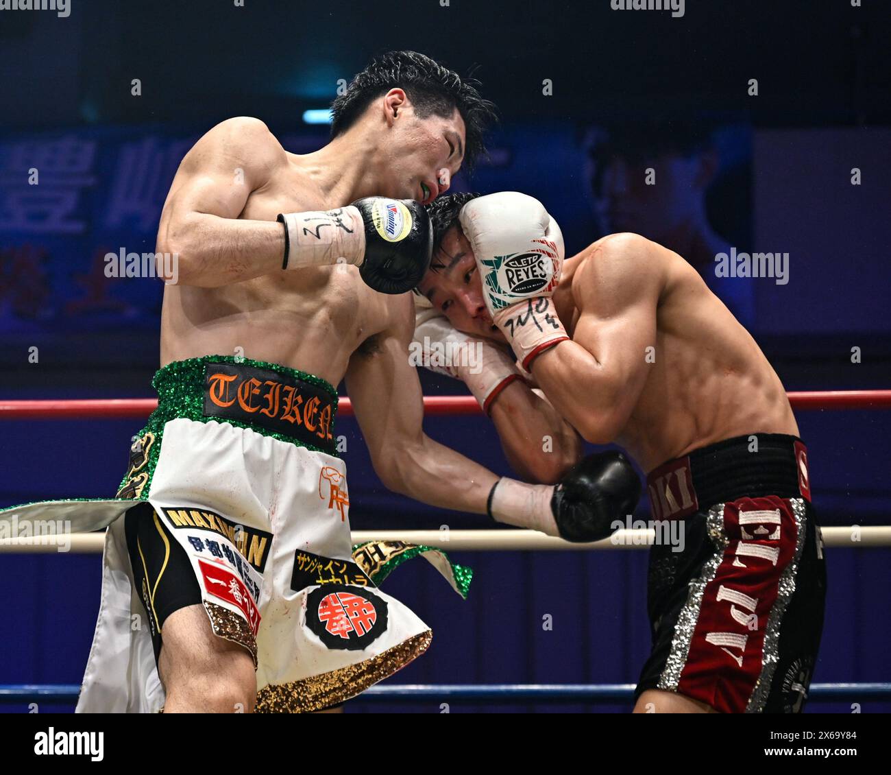 Shoki Sakai (white gloves) and Ryota Toyoshima (black gloves) compete ...