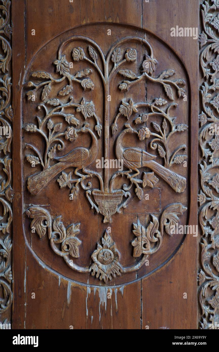 Decorative woodwork on the main entrance door. Baro Shardarbari (Palace ...