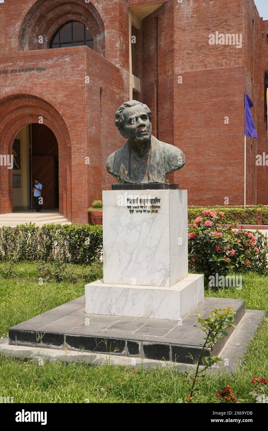 Bust of Zainul Abedin (1914 - 1976) sculpted by Shyamal Chowdhury ...