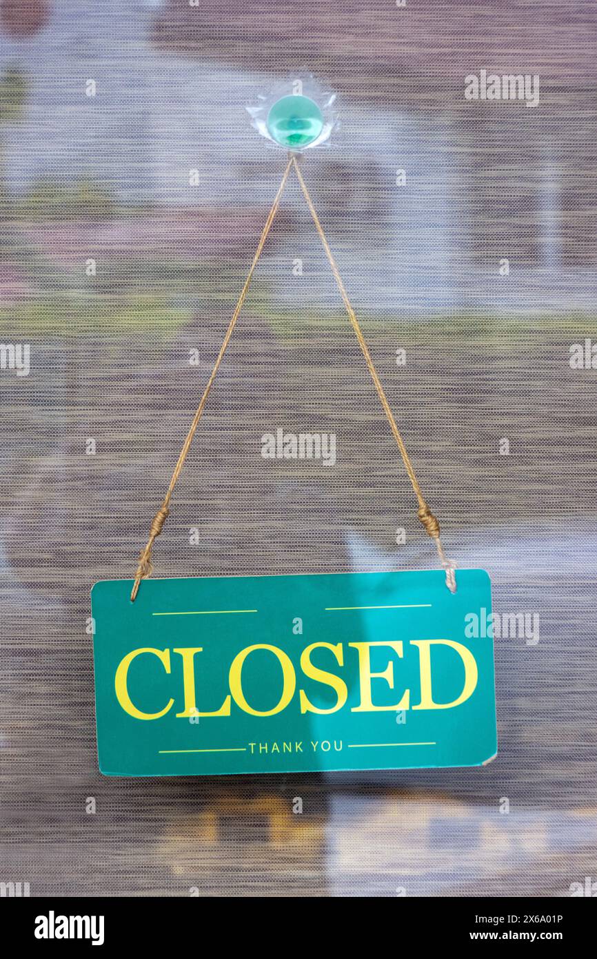 Behind the glass door hangs a sign that says Closed Stock Photo - Alamy