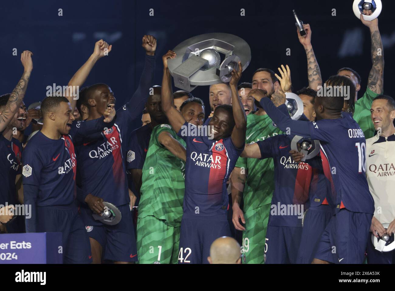 Kylian Mbappe, Yoram Zague of PSG and teammates celebrate PSG winning ...