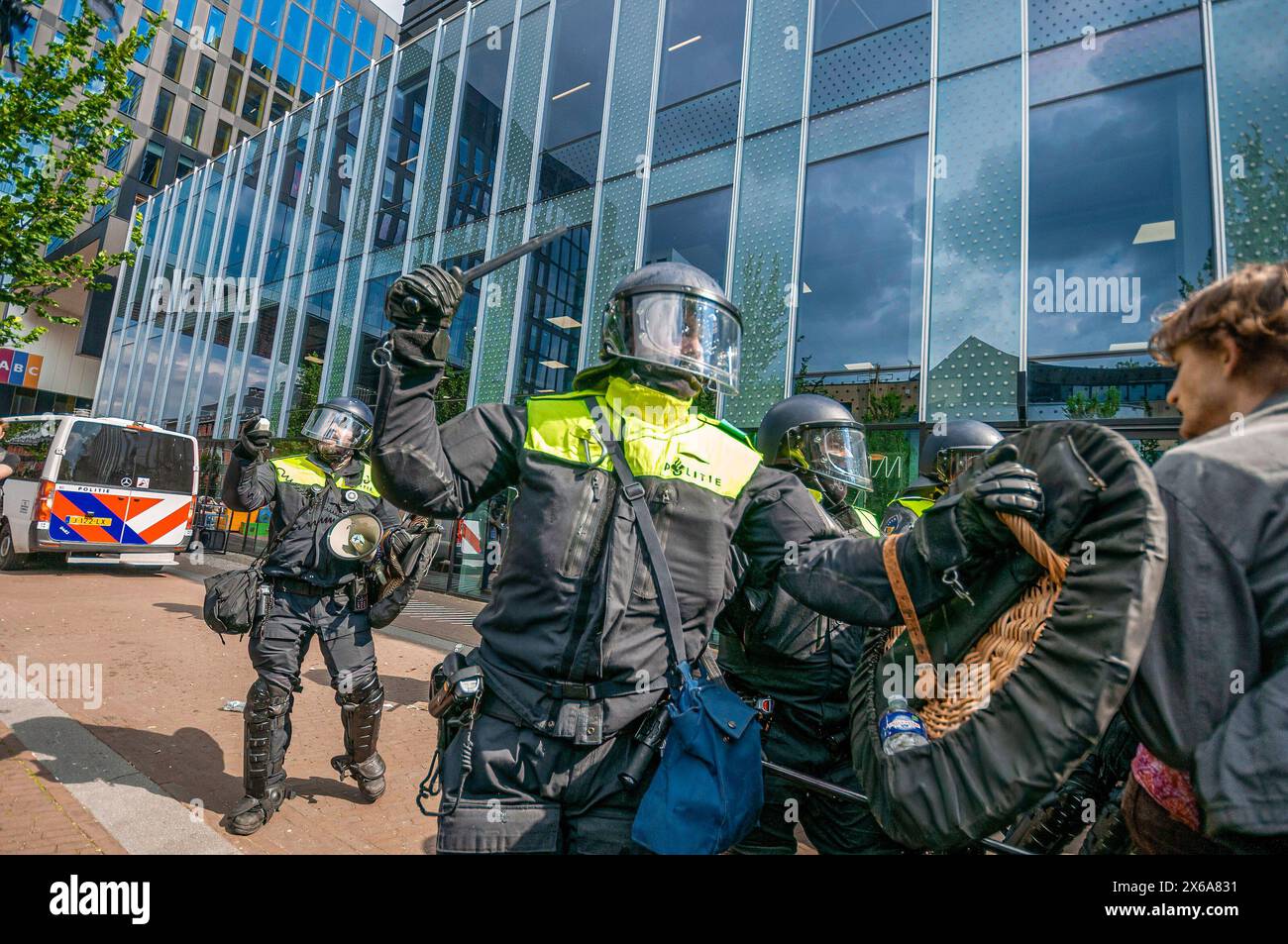 Police officers use batons with force to disperse student protesters ...
