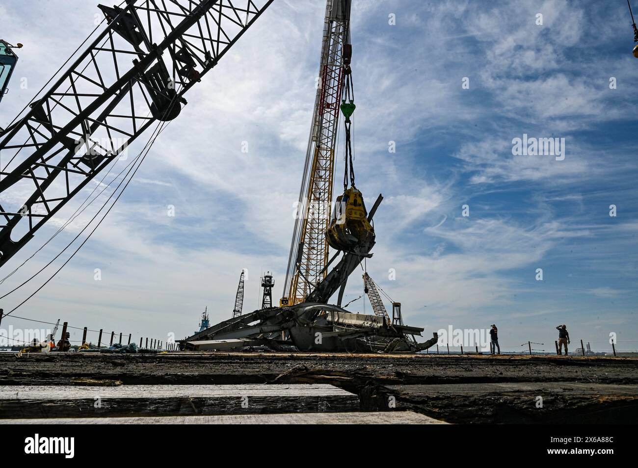 BALTIMORE (April 30, 2024) A 1,000 tonne grab lifts a portion of the ...