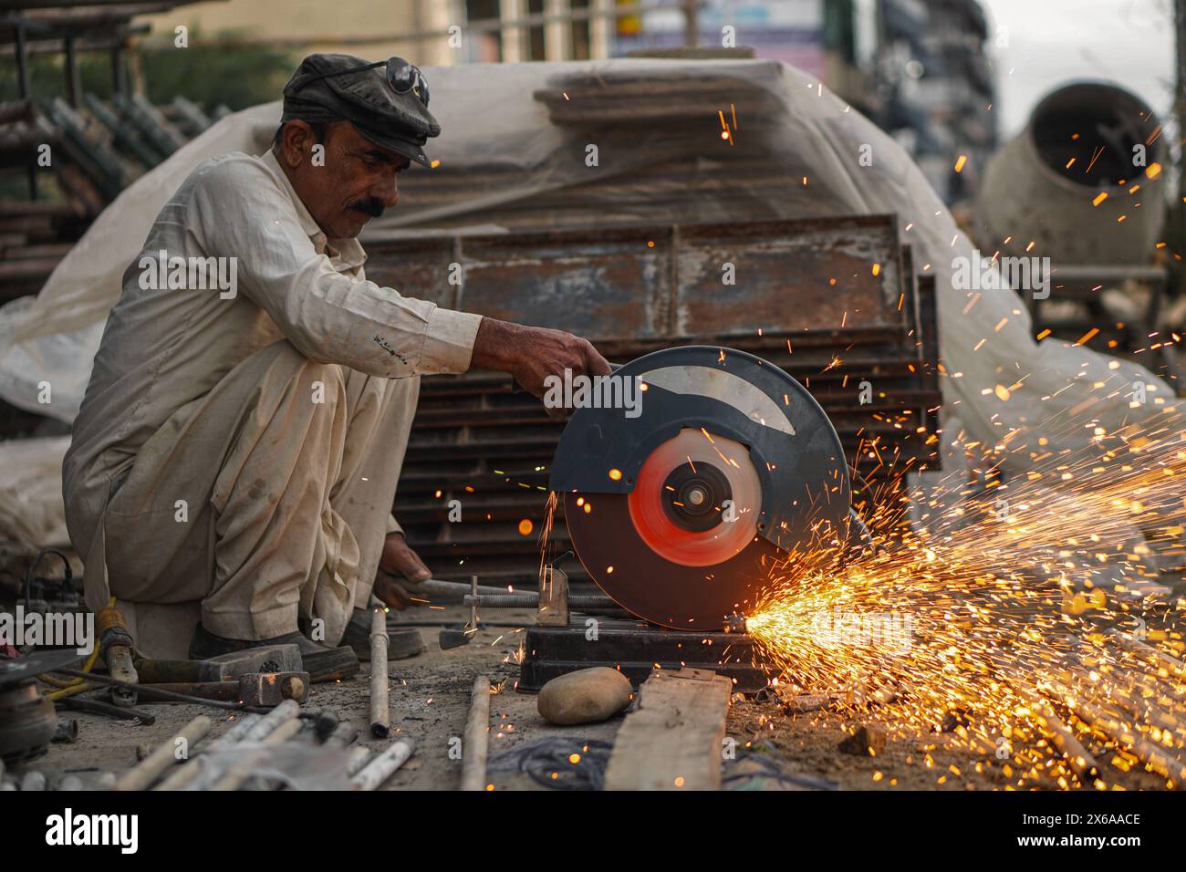 Poor old Pakistani Welder cutting pipes and metal rods in his street ...
