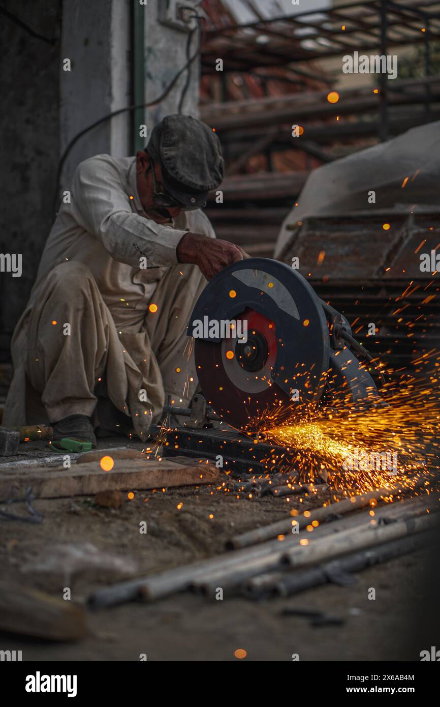 Poor old Pakistani Welder cutting pipes and metal rods in his street ...