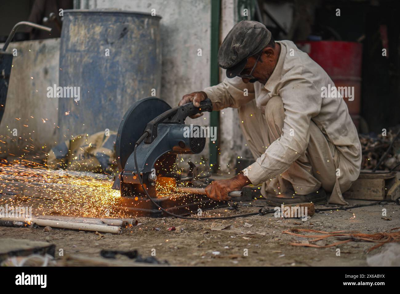 Poor old Pakistani Welder cutting pipes and metal rods in his street ...