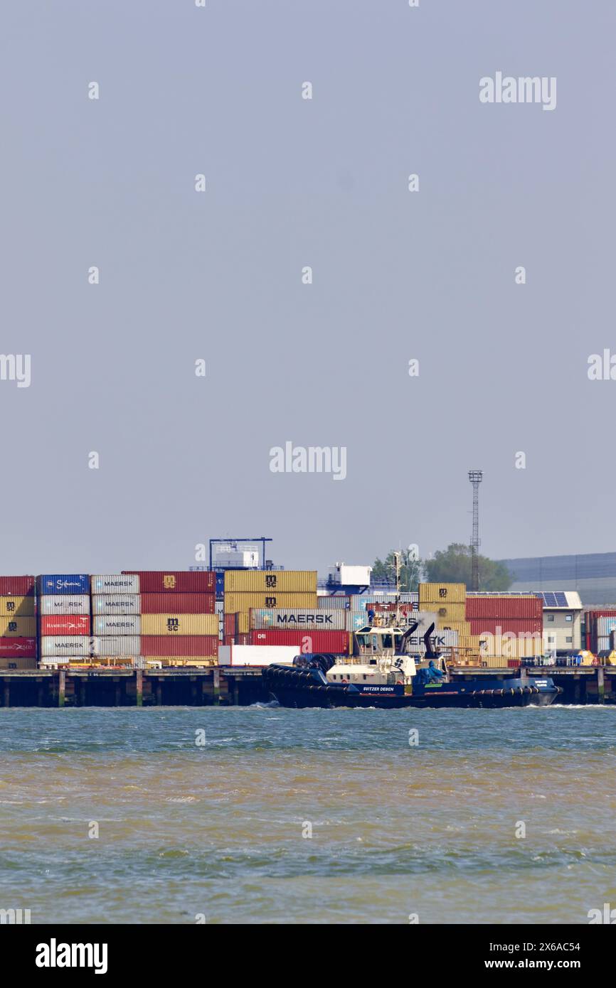 Tug boat Svitzer Deben working ay the Port of Felixstowe Stock Photo ...