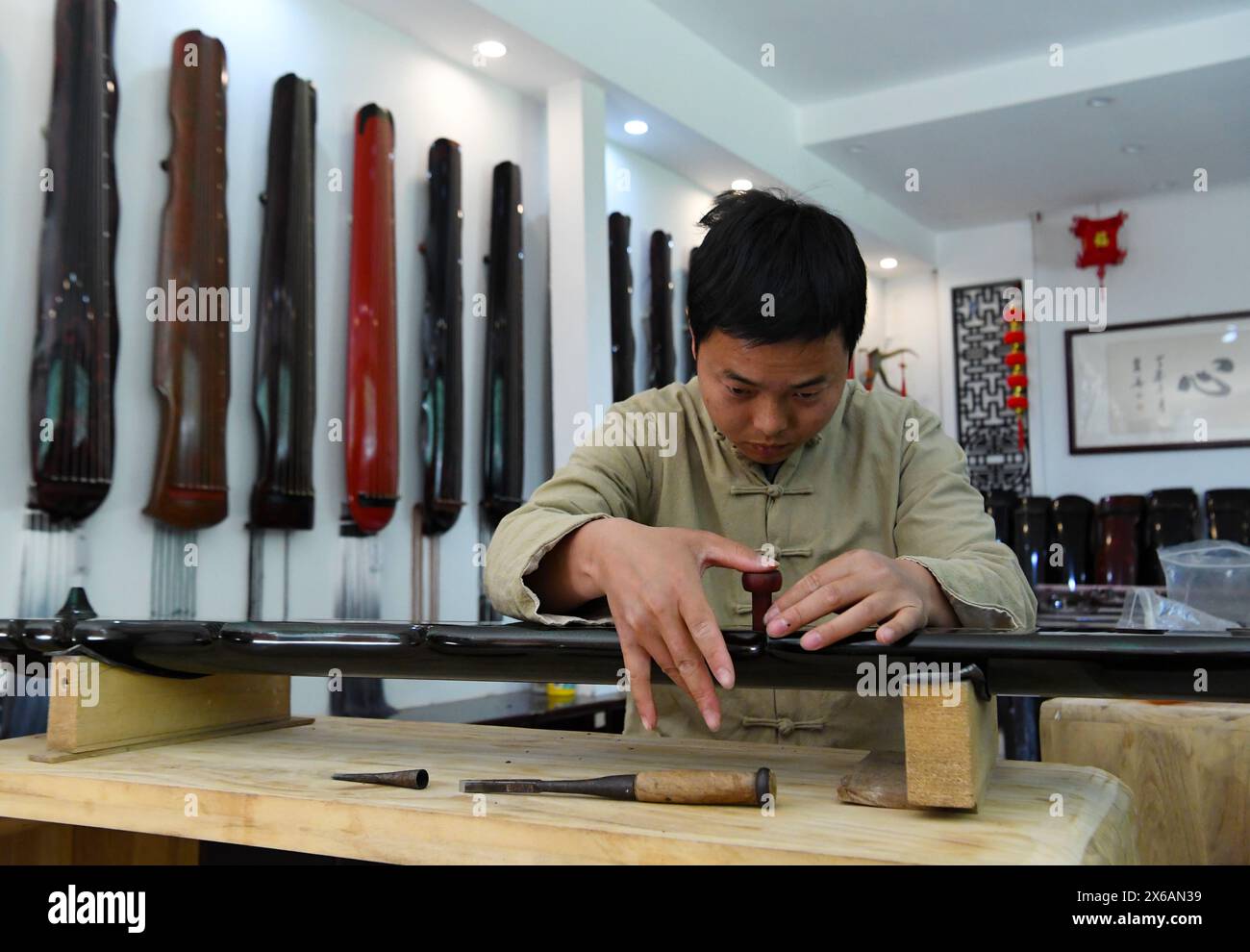 Plucked string instruments hi-res stock photography and images - Alamy