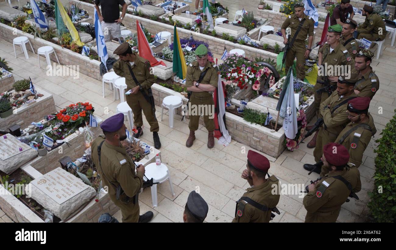 JERUSALEM - MAY 12: Israeli soldiers visit the graves of fallen ...