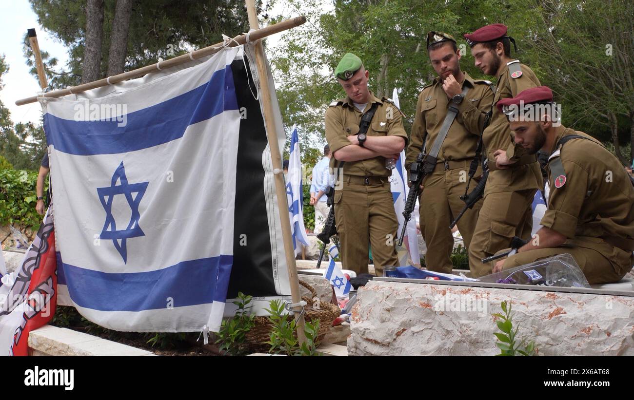 JERUSALEM - MAY 12: Israeli soldiers visit the graves of fallen ...
