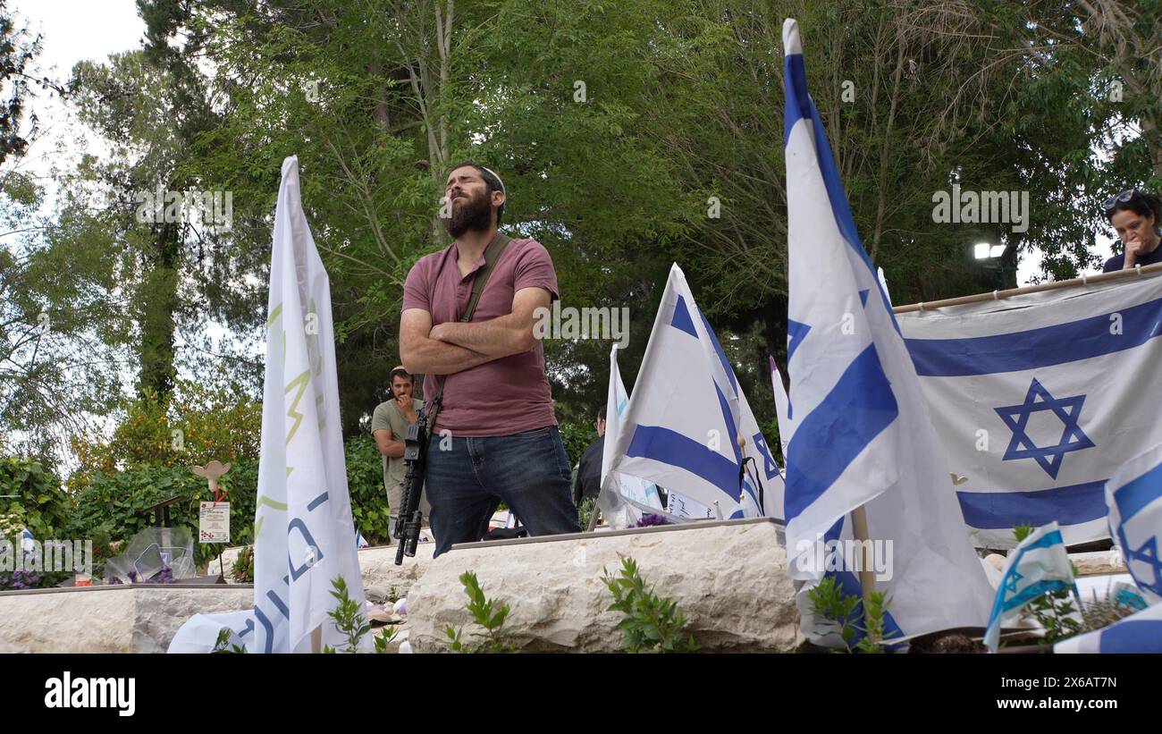 JERUSALEM - MAY 12: Israeli soldiers visit the graves of fallen ...