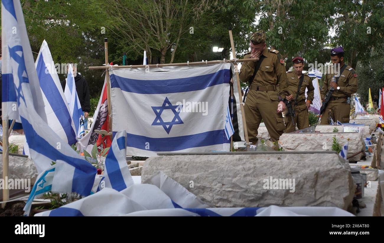 JERUSALEM - MAY 12: Israeli soldiers visit the graves of fallen ...