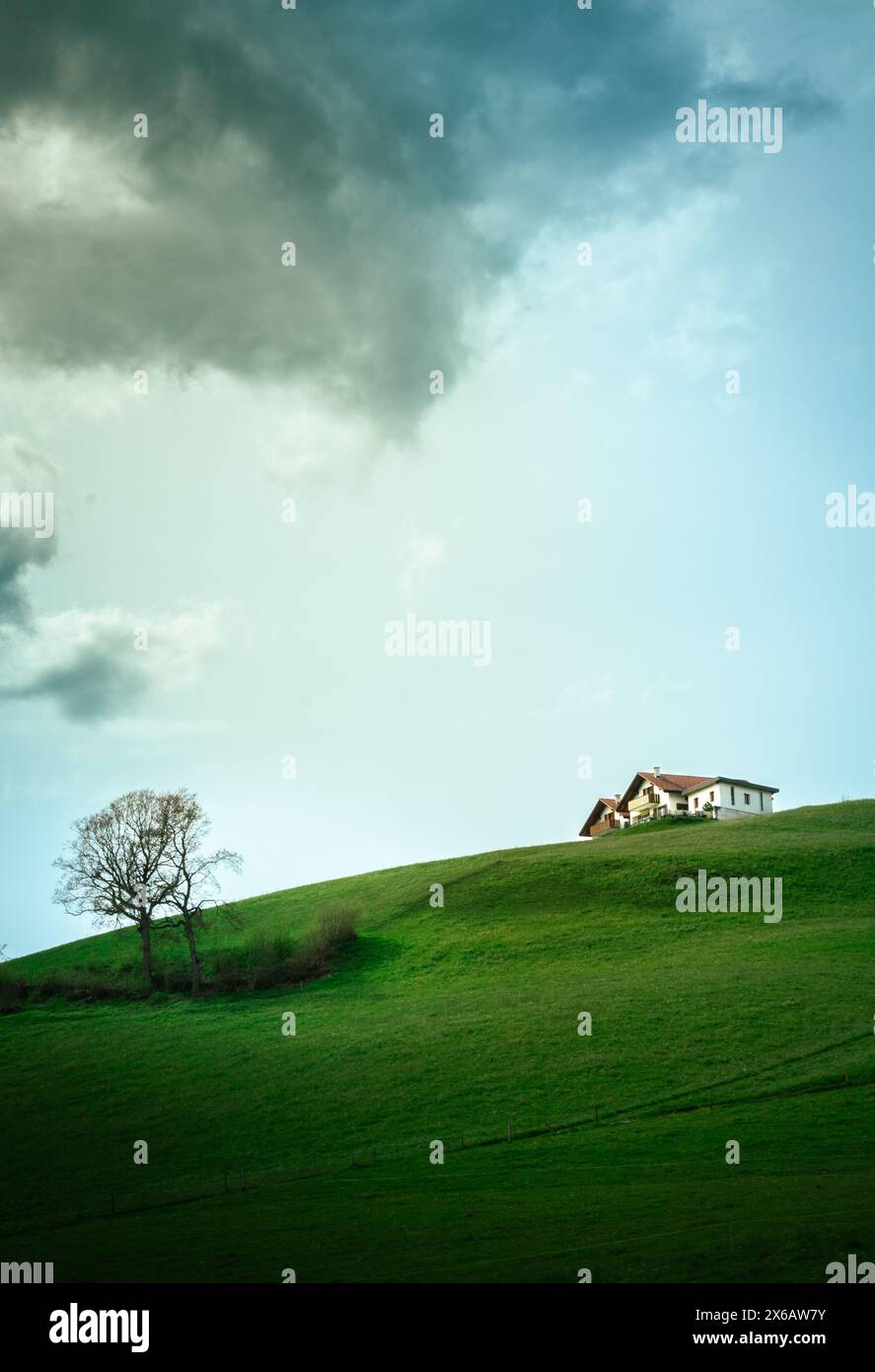 Belle maison sur une colline du col du Gurnigel Stock Photo - Alamy
