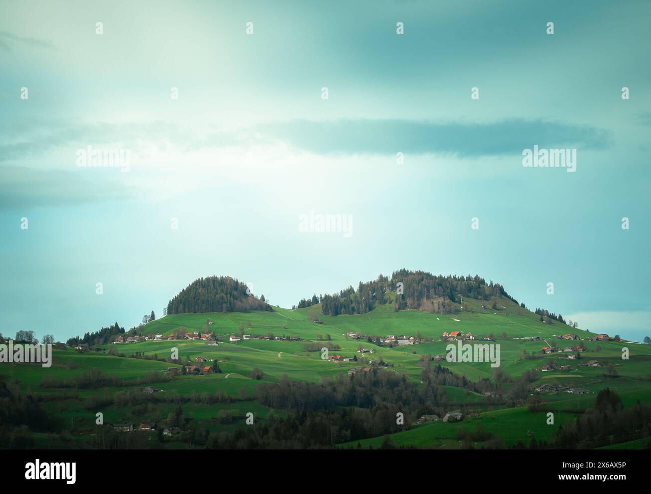 Coline avec de beaux rayons de soleil au col du Gurnigel Stock Photo ...