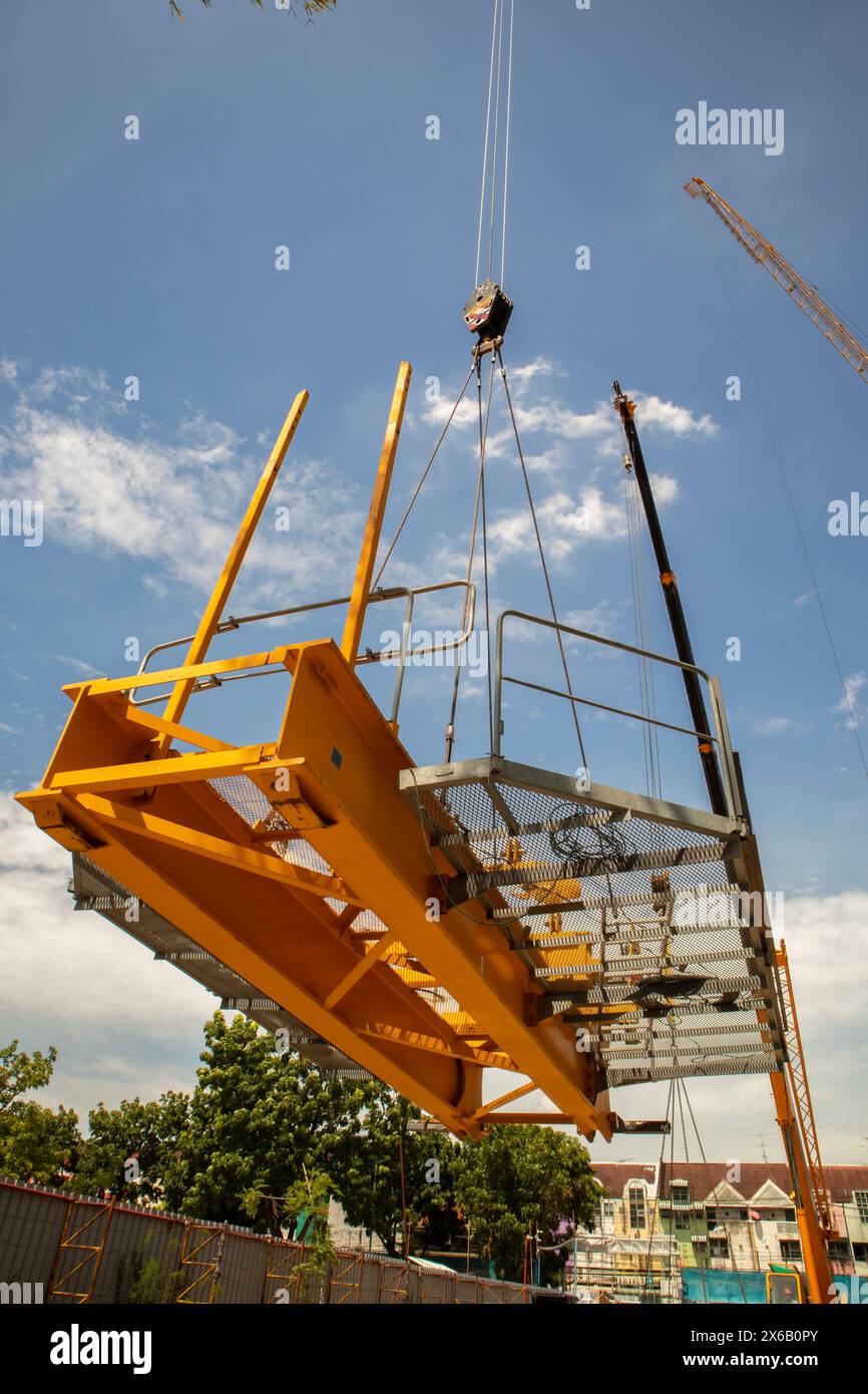 about dismantling process on tower crane and lifting parts of tower ...