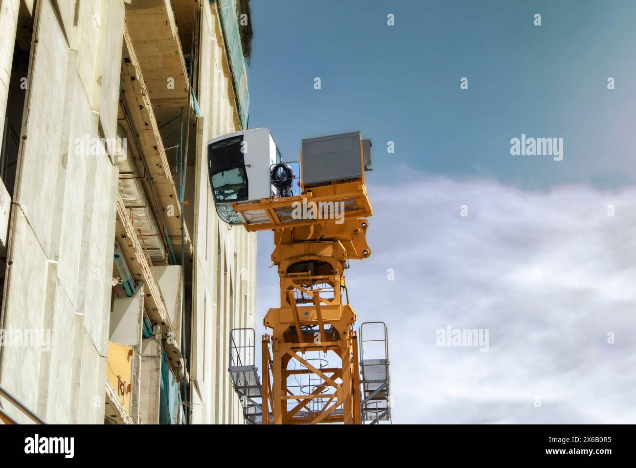 about dismantling process on tower crane and lifting parts of tower ...