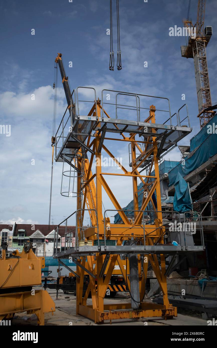 about dismantling process on tower crane and lifting parts of tower ...