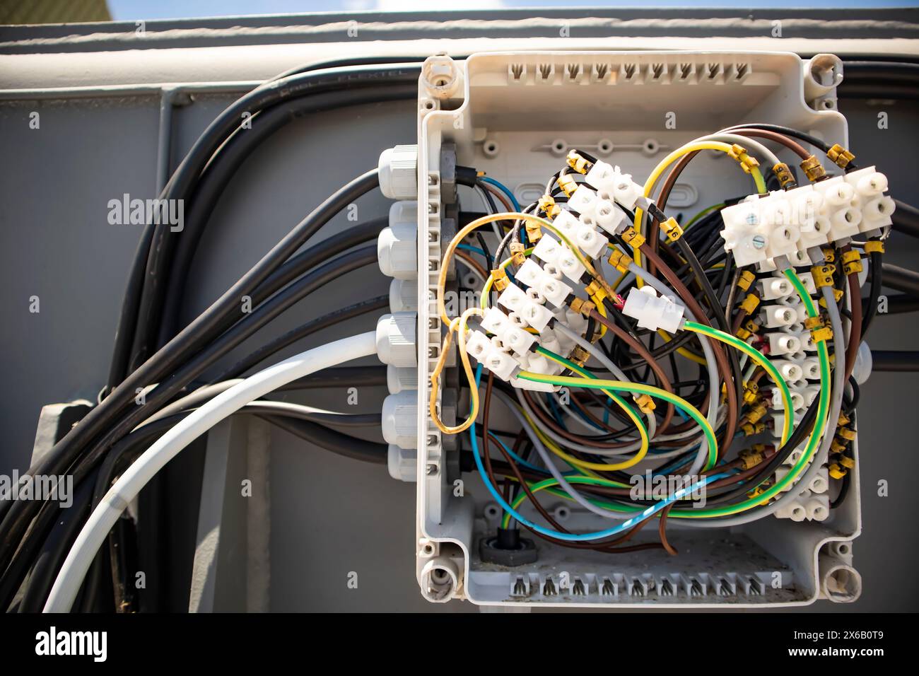 Wire termination techniques hi-res stock photography and images - Alamy