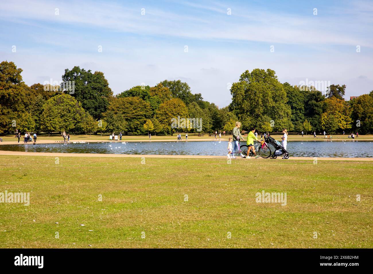 Round pond hi-res stock photography and images - Alamy