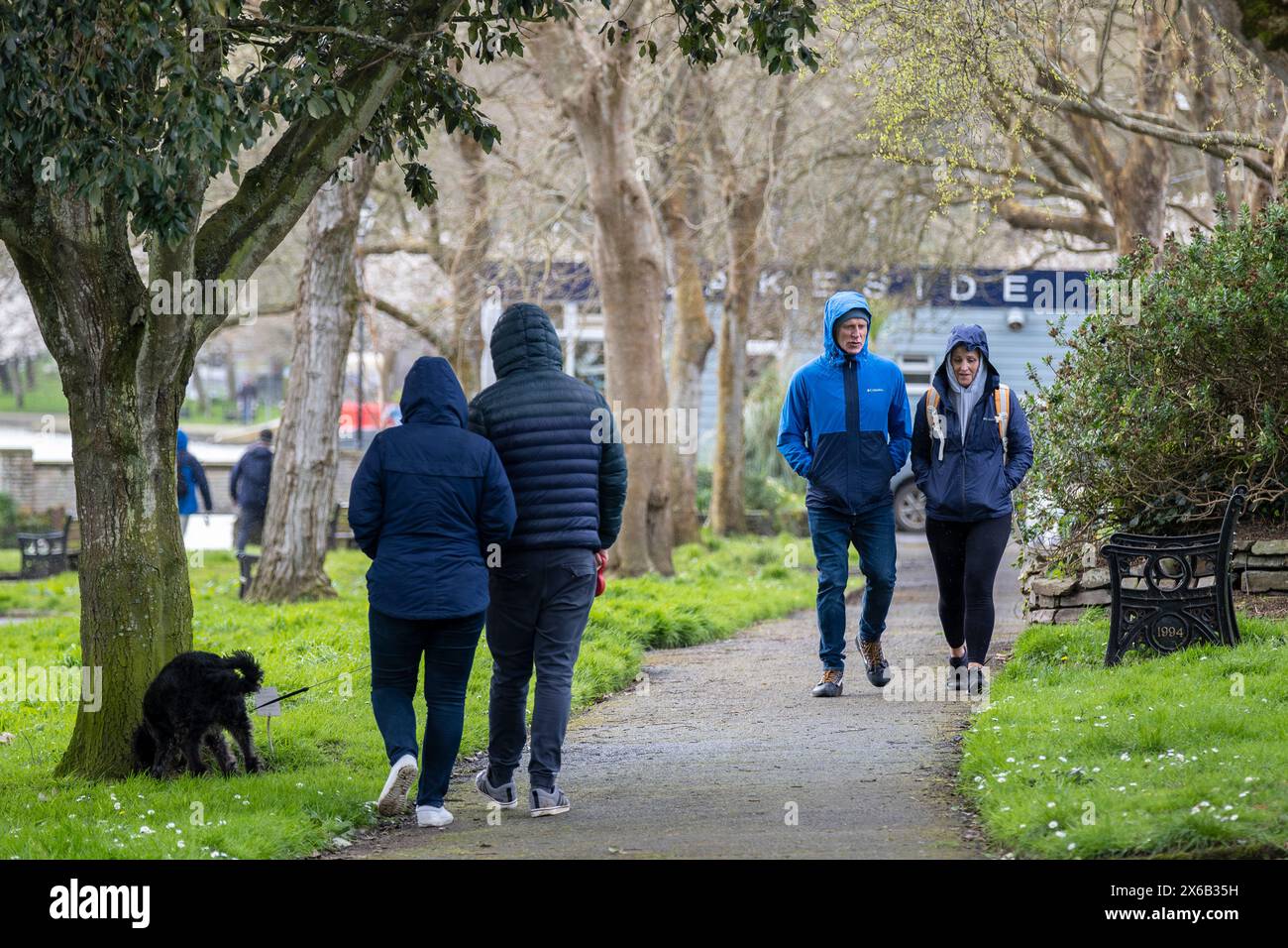 Visitors Tourists Hoilidaymakers walking in the rain in Trenance ...