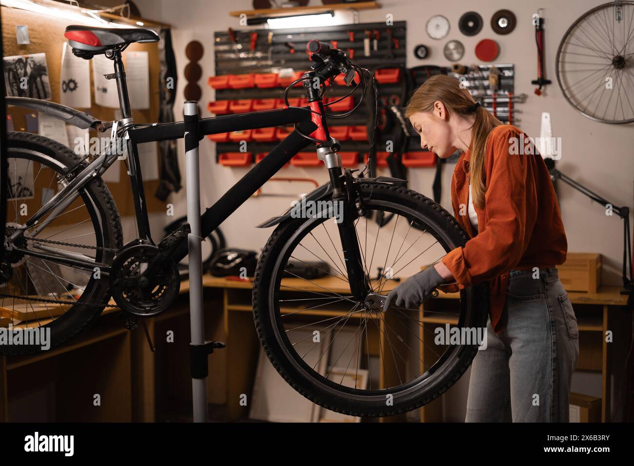 Woman mechanic repairing tyre hi-res stock photography and images - Alamy