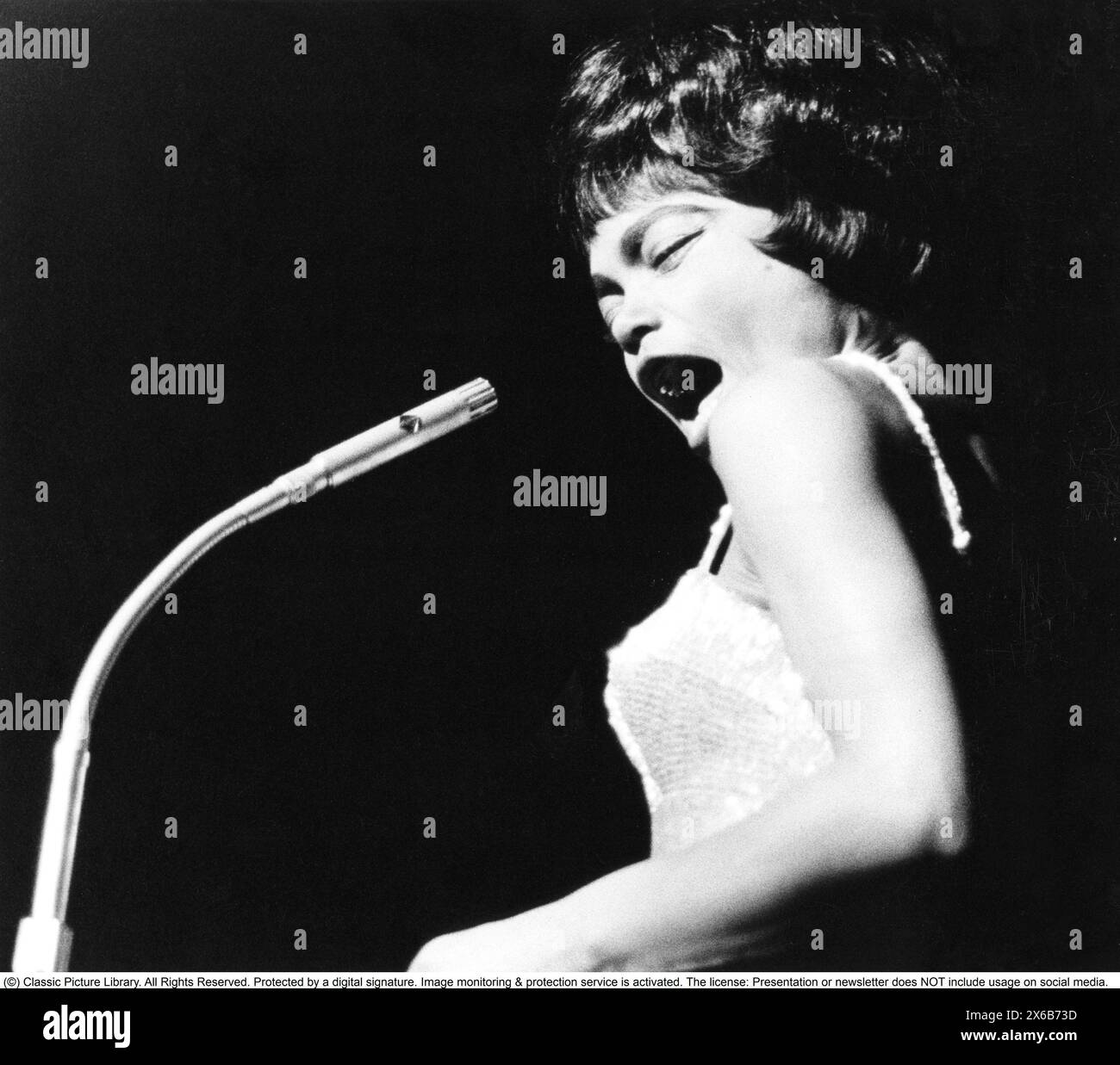 Female singer 1960s hi-res stock photography and images - Alamy