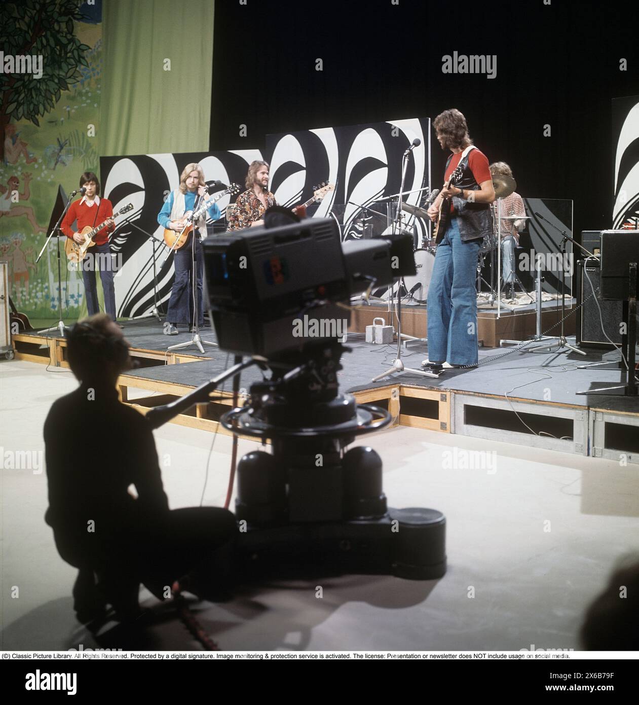 Bell bottom jeans 1970s hi-res stock photography and images - Alamy