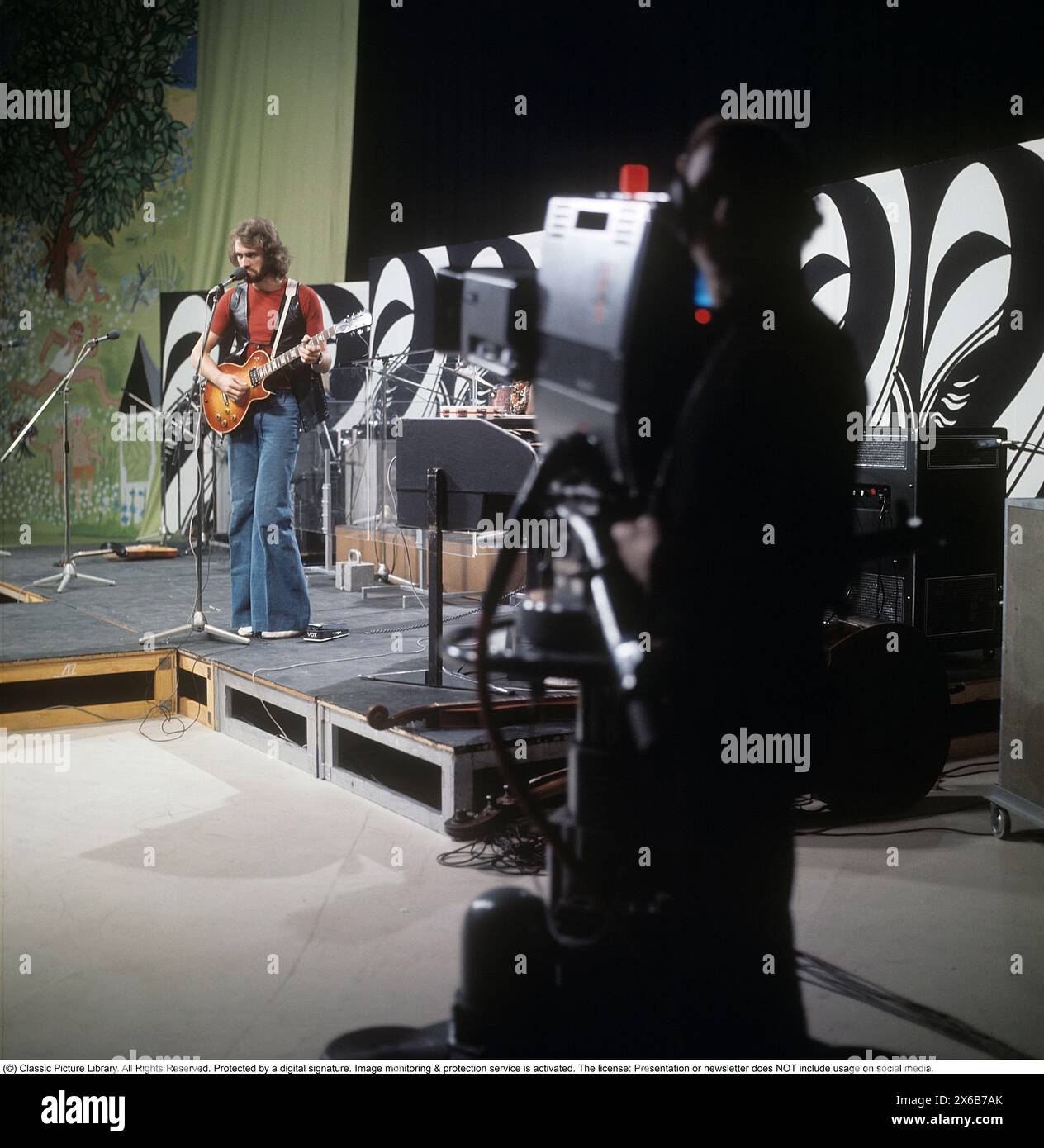 Bell bottom jeans 1970s hi-res stock photography and images - Alamy