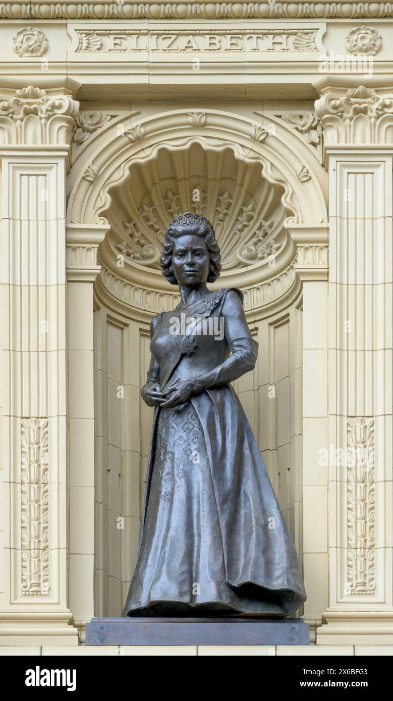 London, UK. Statue of Queen Elizabeth II on the southern facade of the ...