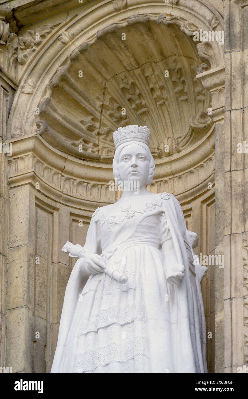 London, UK. Statue of Queen Victoria on the northern facade of the ...