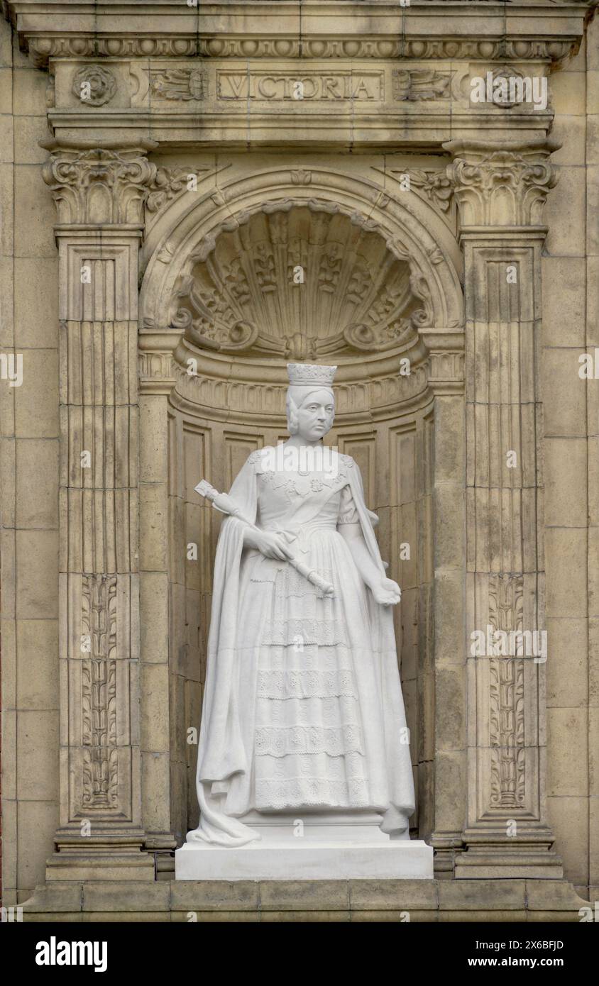 London, UK. Statue of Queen Victoria on the northern facade of the ...