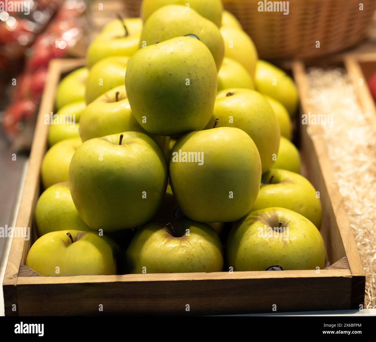 Box of apples on display for sale at the market Stock Photo - Alamy