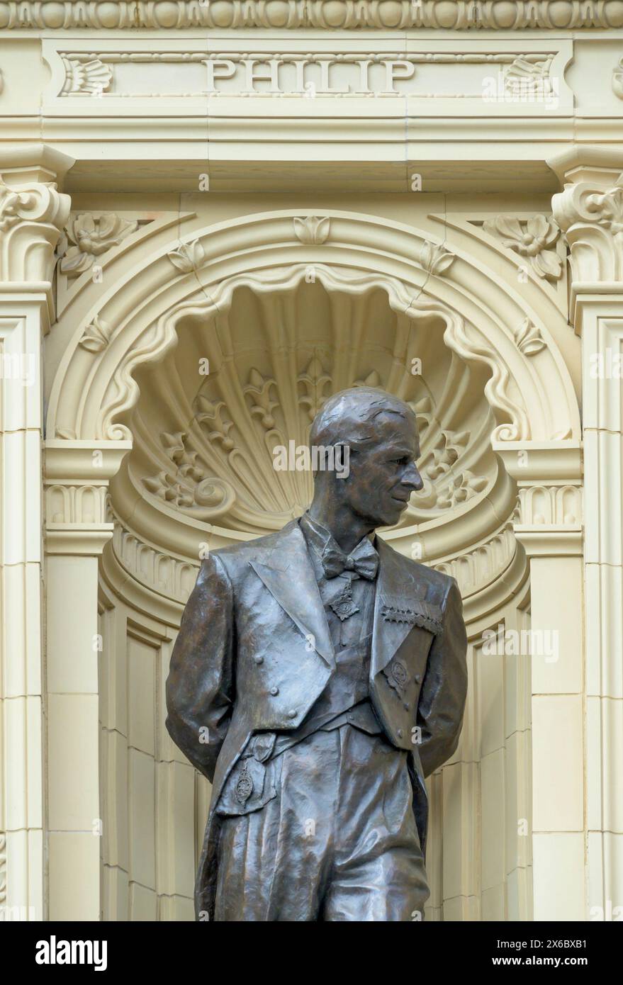 Statue royal albert hall king hi-res stock photography and images - Alamy