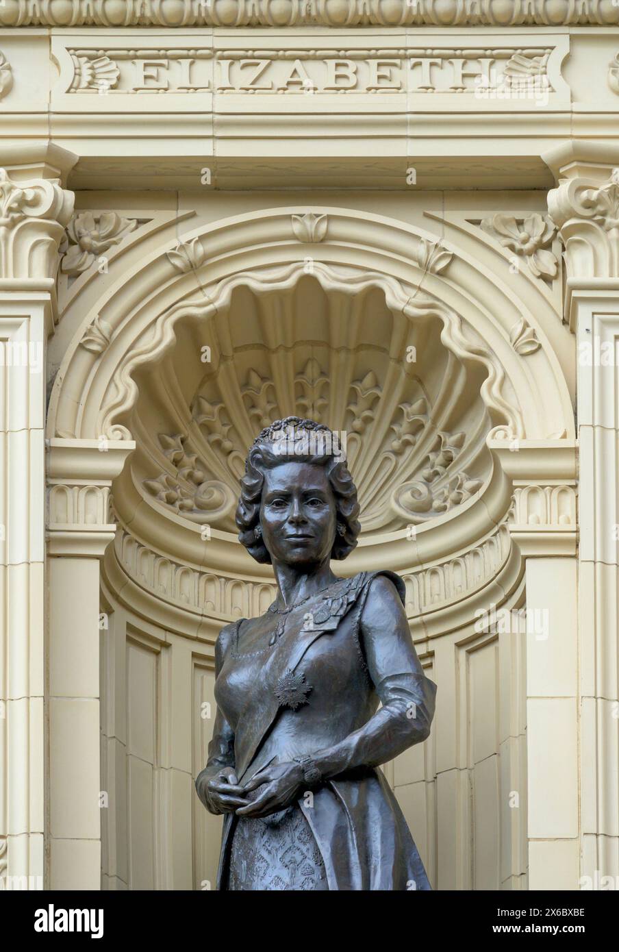 London, UK. Statue of Queen Elizabeth II on the southern facade of the ...
