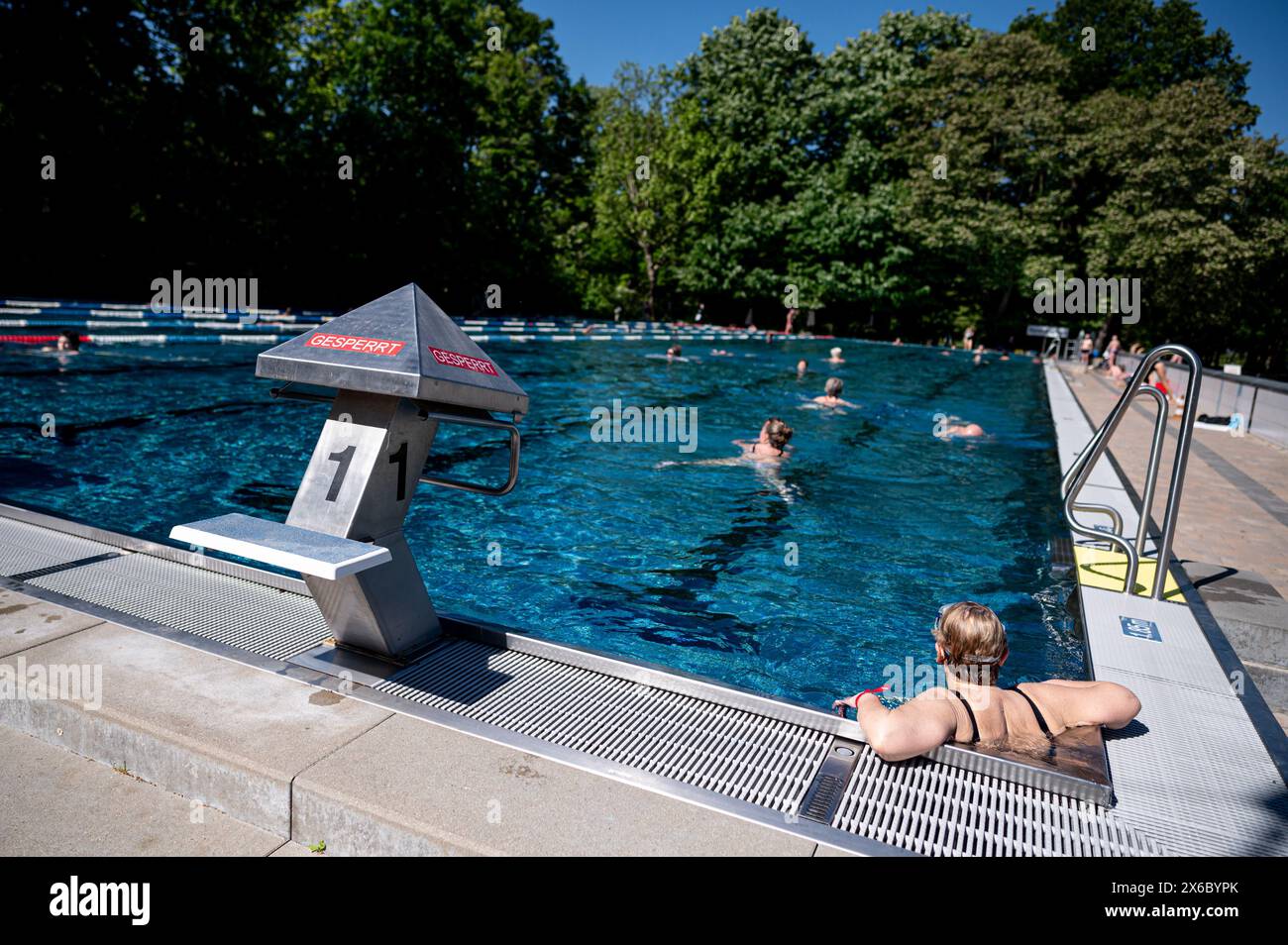 14 May 2024, Berlin: Swimmers in the sports pool at the Kreuzberg ...