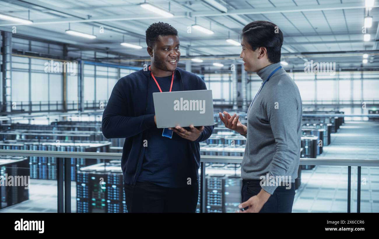 Data center two specialists talk hi-res stock photography and images - Alamy