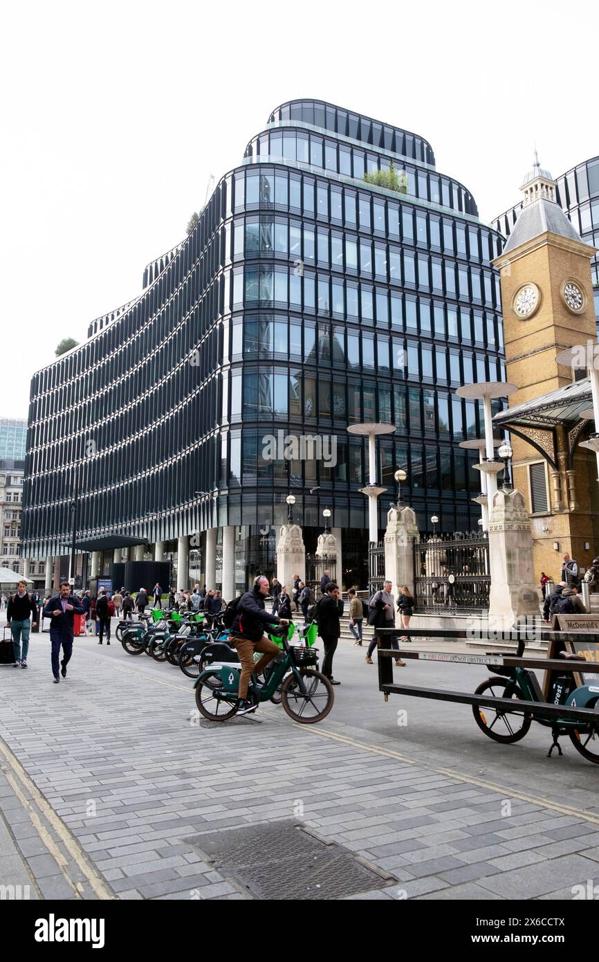 People bikes outside100 Liverpool Street development exterior view of ...