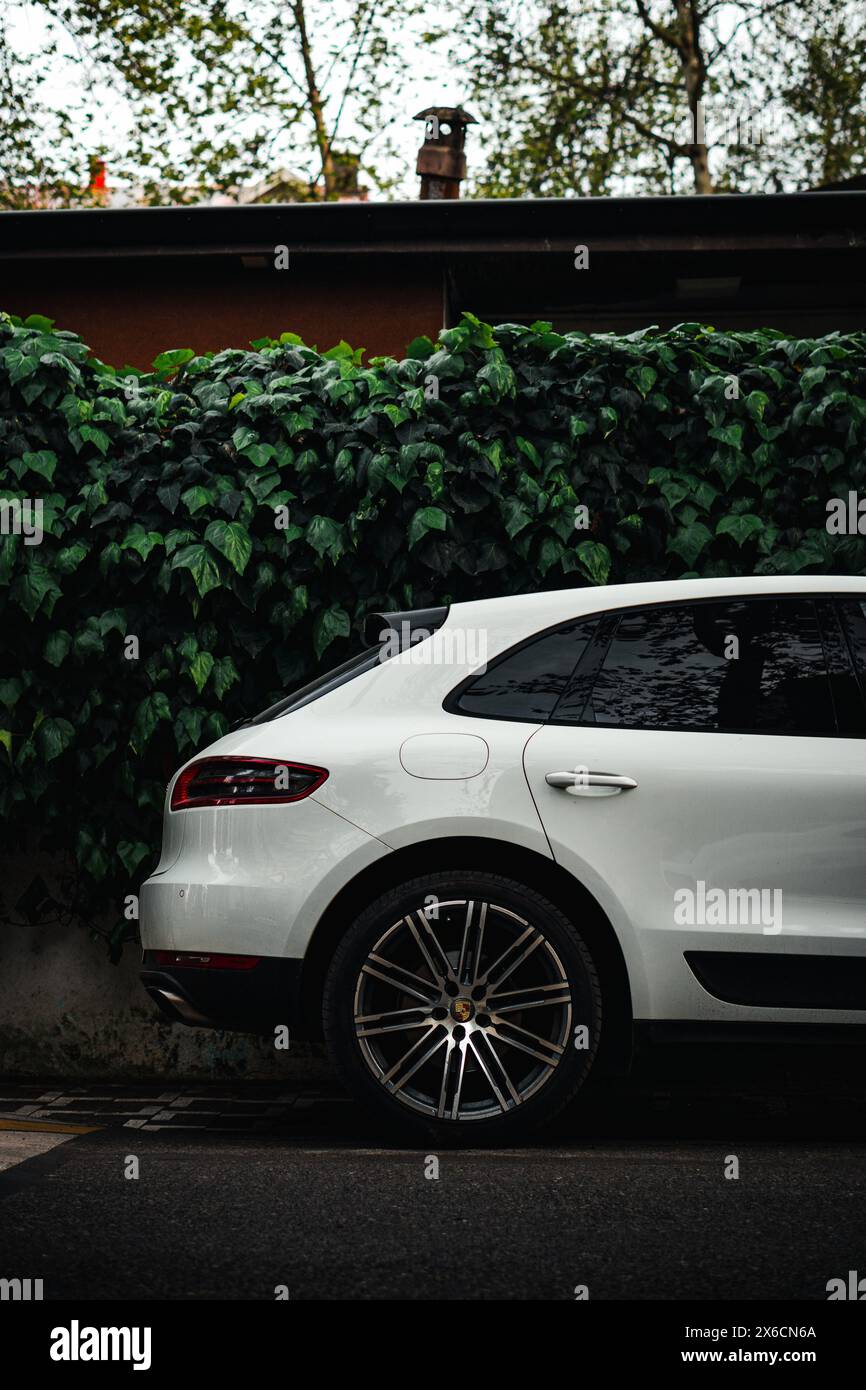 Porsche 911 side view hi-res stock photography and images - Alamy